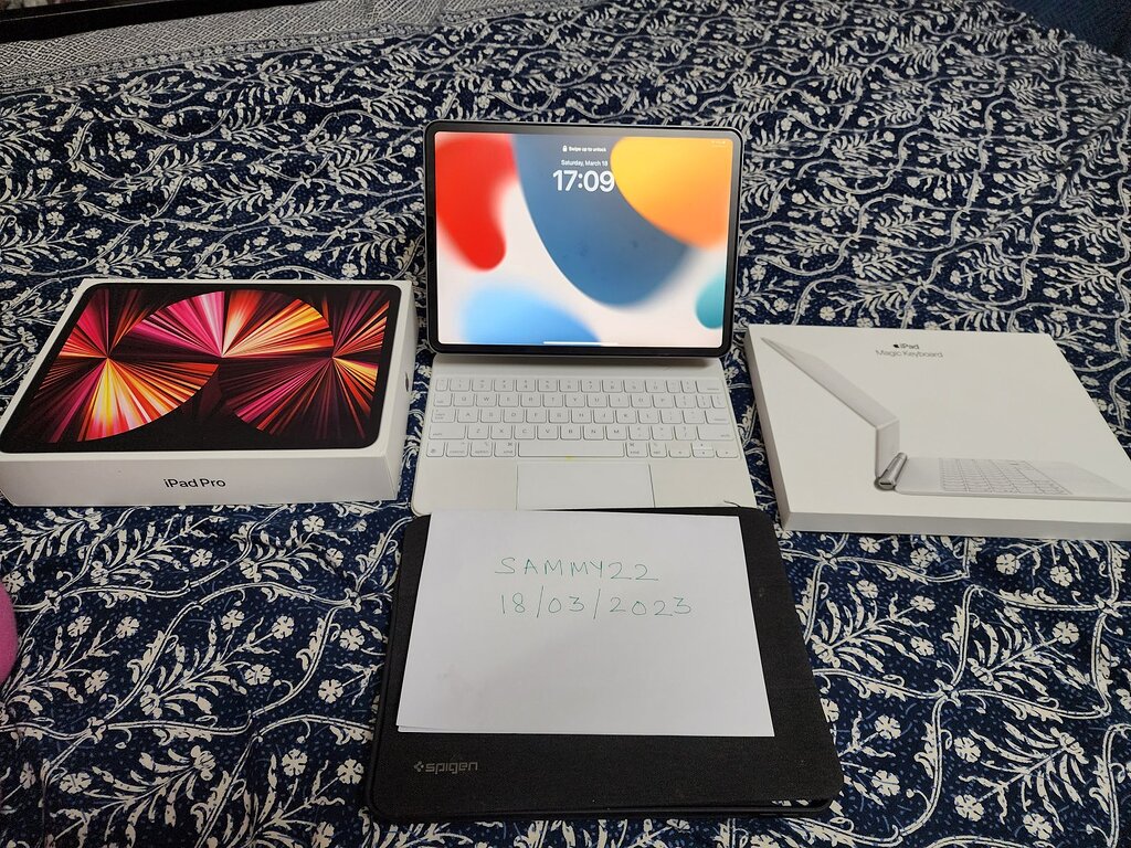 Clearance Sale : Ipad Pro M1 11 inch folio Apple keyboard case, RTX ...